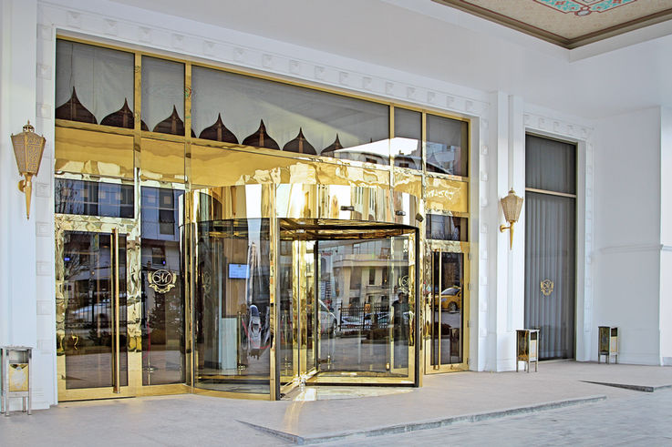 Revolving doors: The right type of door for your needs? | GEZE
