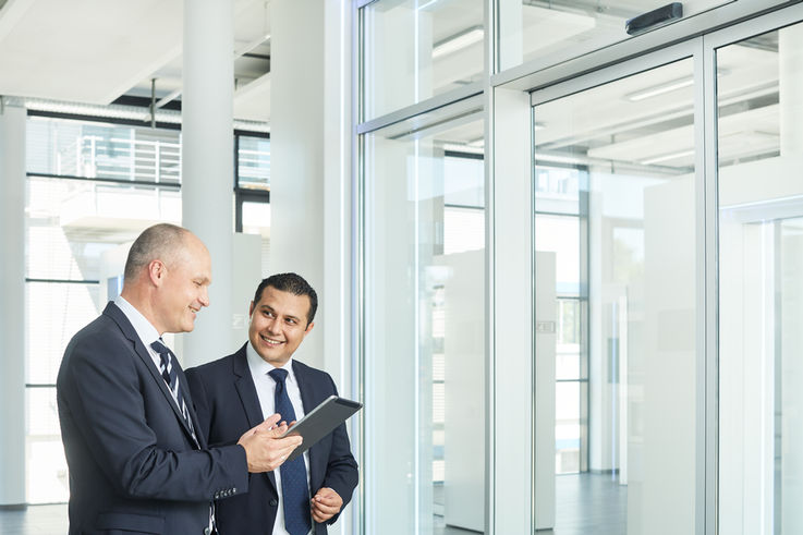 Repair and maintenance of automatic sliding doors | GEZE
